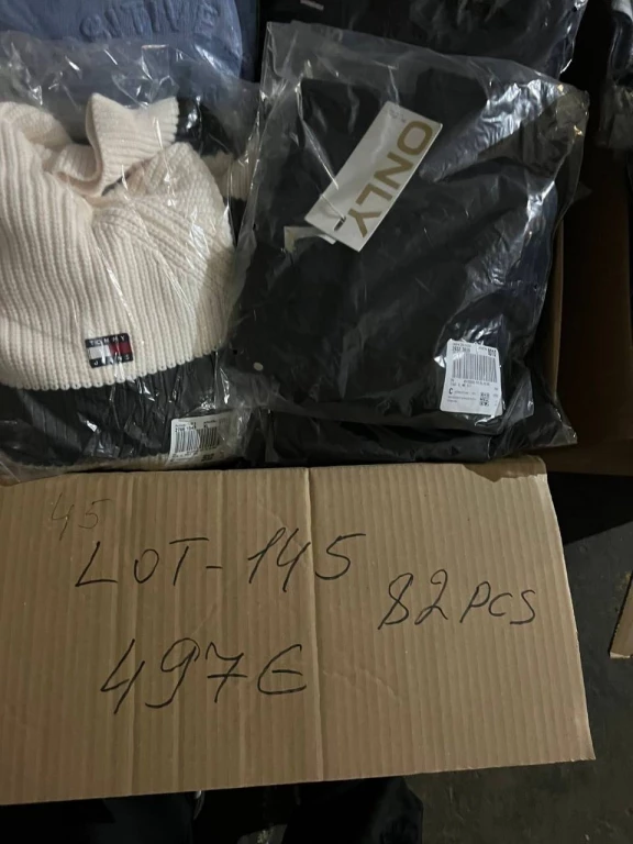 Lots of stock clothing for women and men (mix) - Nipa-stock.com