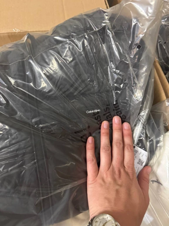 Lots of stock clothing for women and men (mix) - Nipa-stock.com