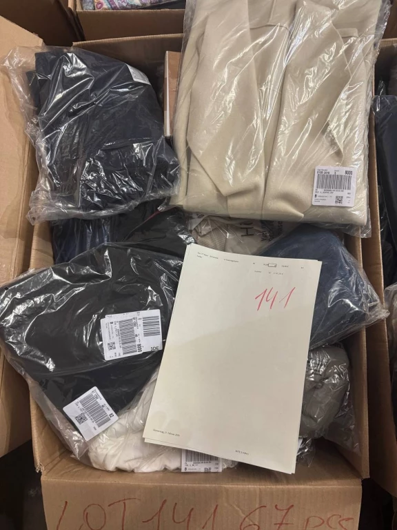 Lots of stock clothing for women and men (mix) - Nipa-stock.com