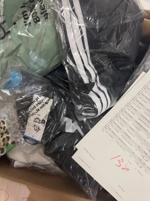 Lots of stock clothing for women and men (mix) - Nipa-stock.com