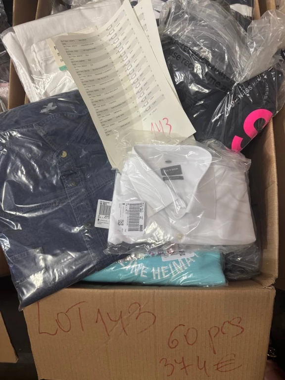 Lots of stock clothing for women and men (mix) - Nipa-stock.com